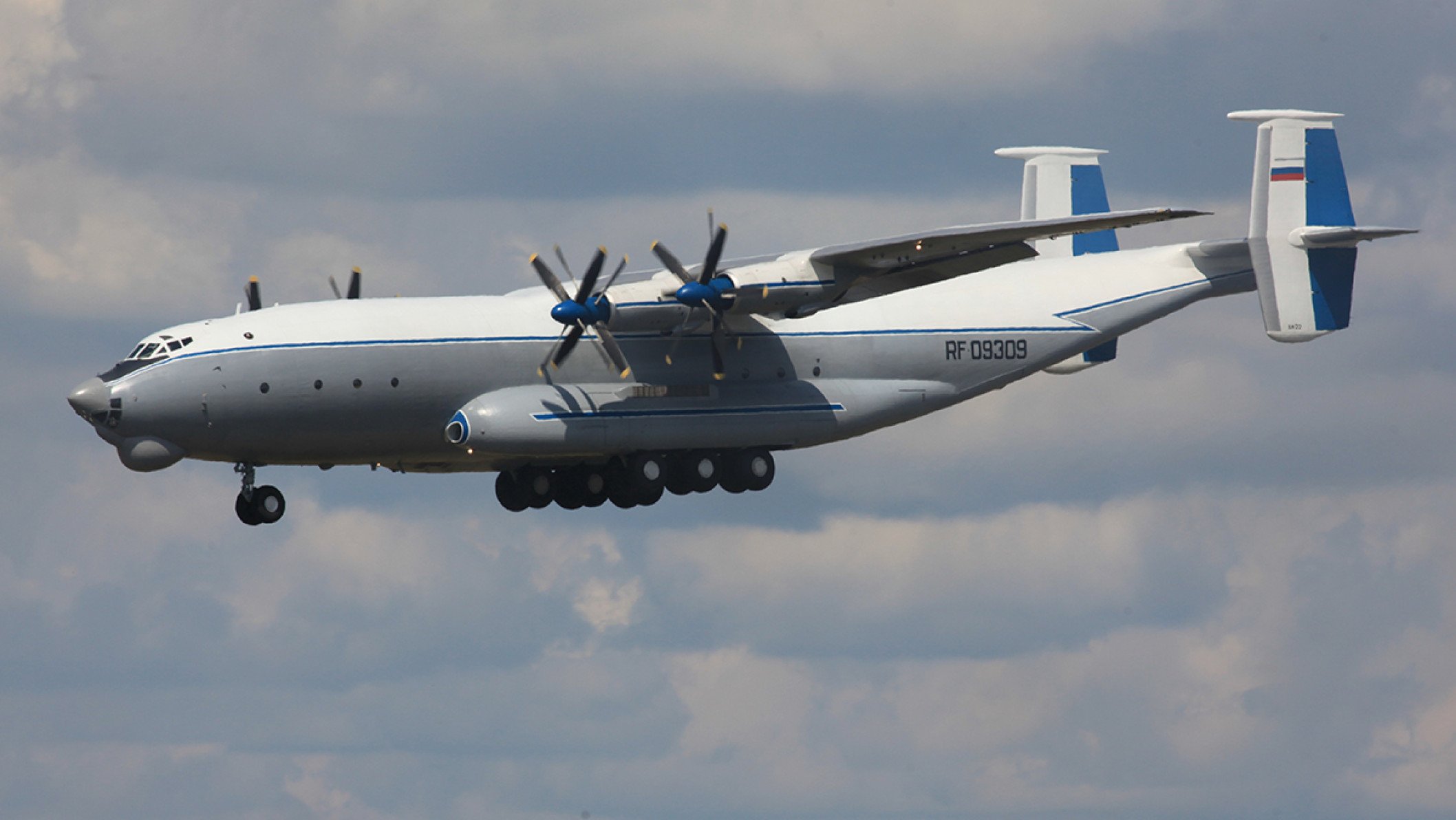 Video Shows Russia’s Last An-22 Military Giant Breaking Apart Mid-Air ...