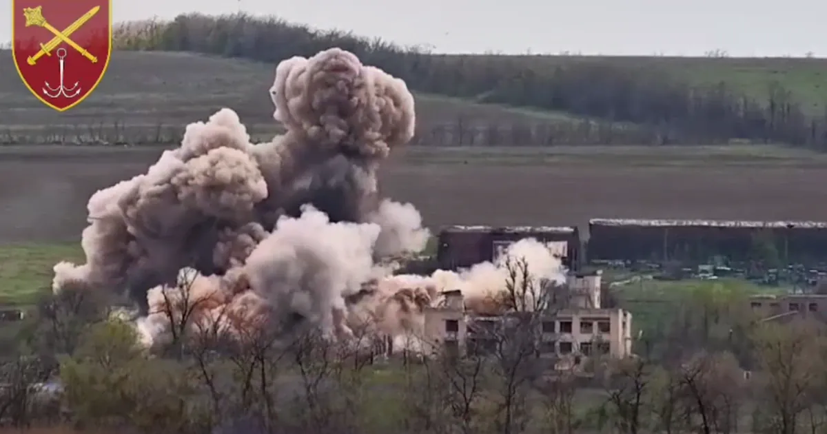 Ukrainian HAMMER Bombs Wipe Out Russian Troops and Ammo Hub in ...