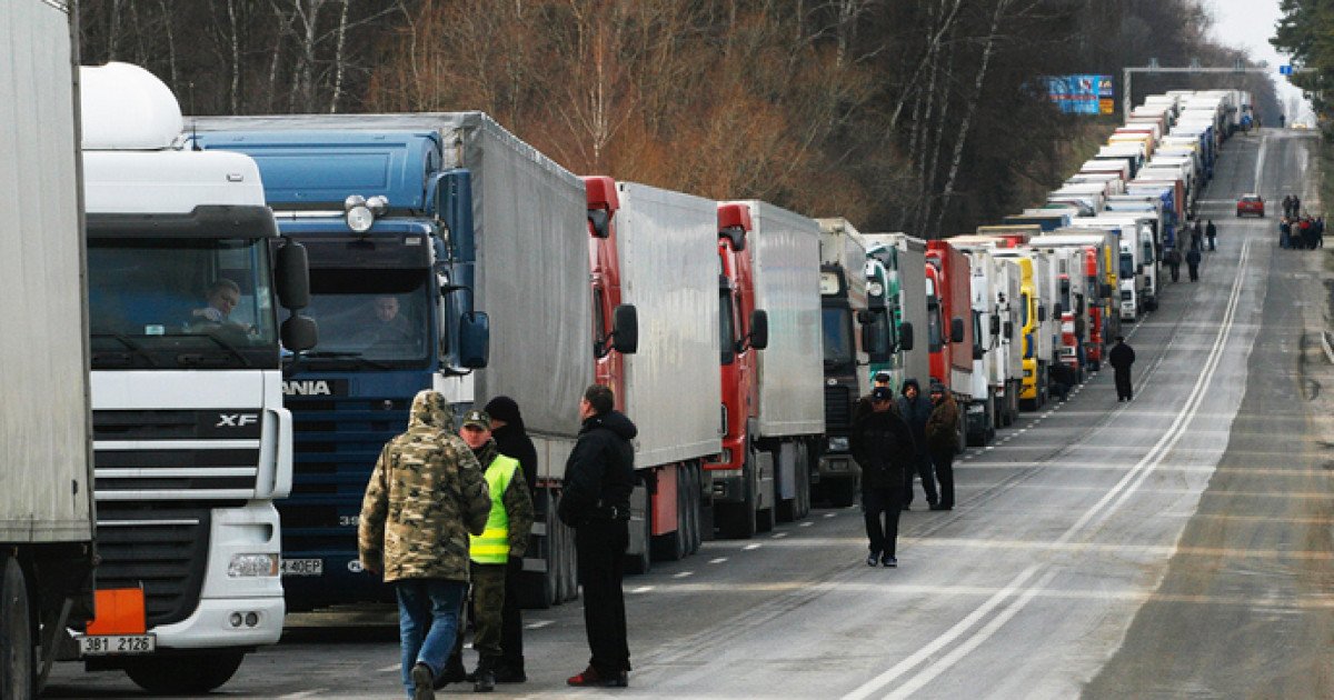 Polish Farmers Block Ukraine Border Crossing Once Again, Halting Truck ...