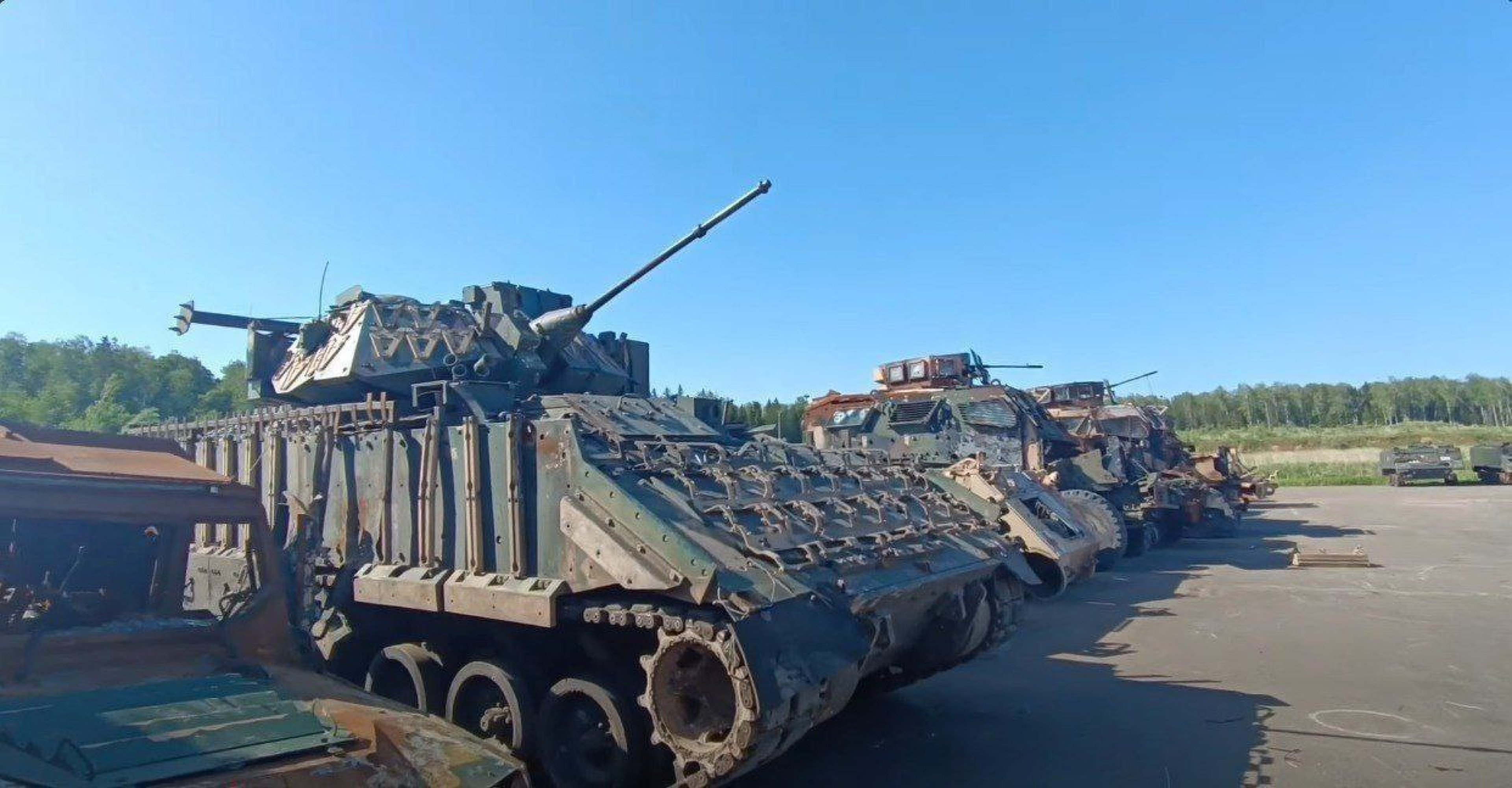 Russia Creates a Battlefield Frankenstein Fitting Captured M2 Bradley ...